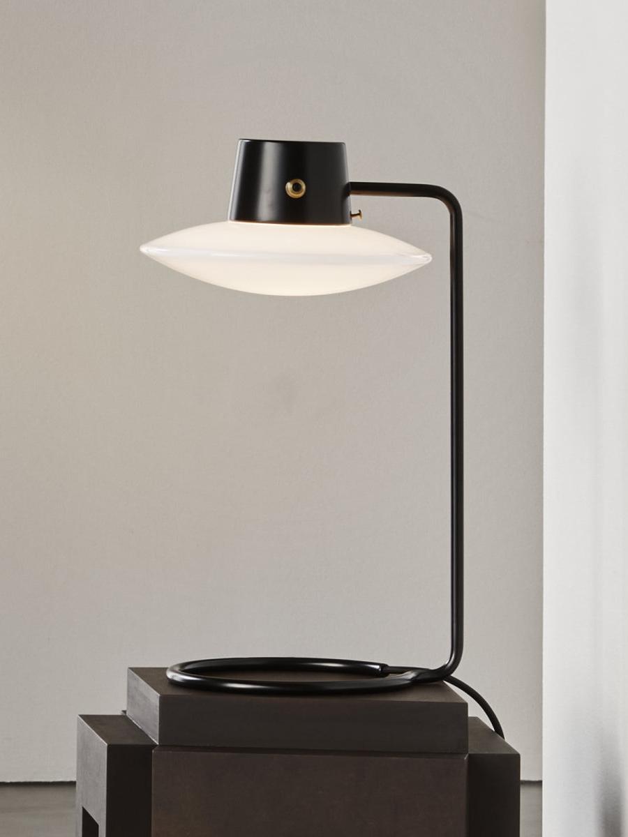 Metal Flying Disc Table Lamp