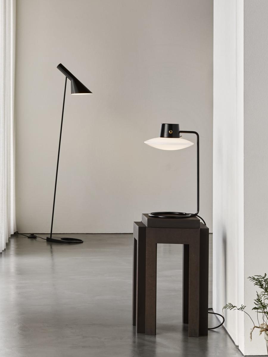 Metal Flying Disc Table Lamp